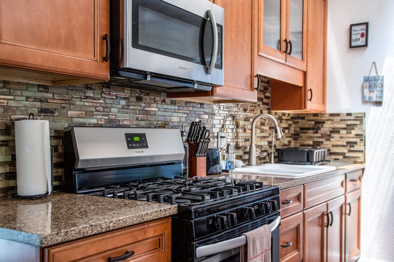 19 Airbnb Kitchen Essentials Every Host Should Have | Skyline STR